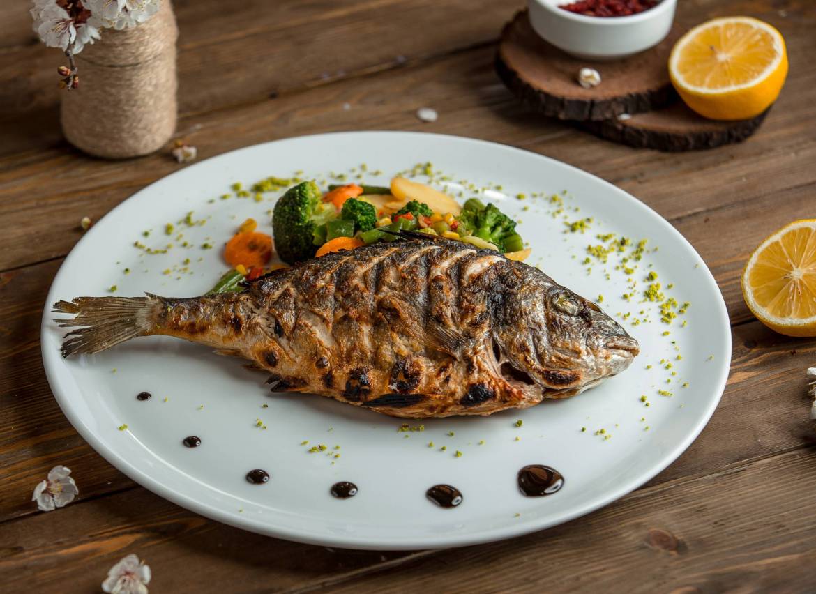 fried fish with vegetables in the plate 3 – Fischerhaus By Beyoğlu